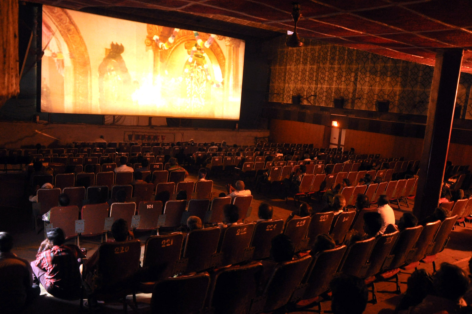 එක් දිනකදී වැඩිම පිරිසක් බැලූ චිත්‍රපටය? - Cinema.lk